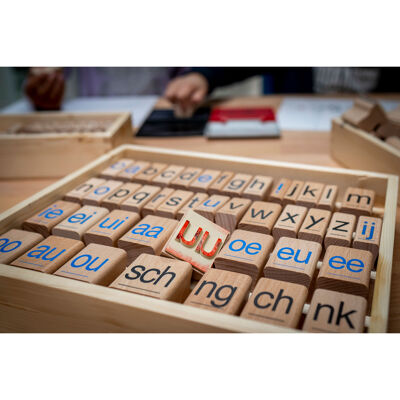 Gesloten letterstempels | Educo | Heutink.nl